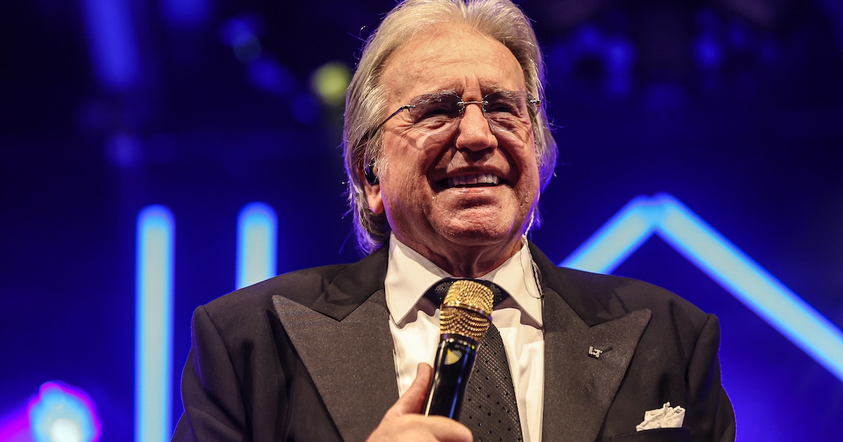 Lee Towers zong marathonlopers vanaf de grond toe