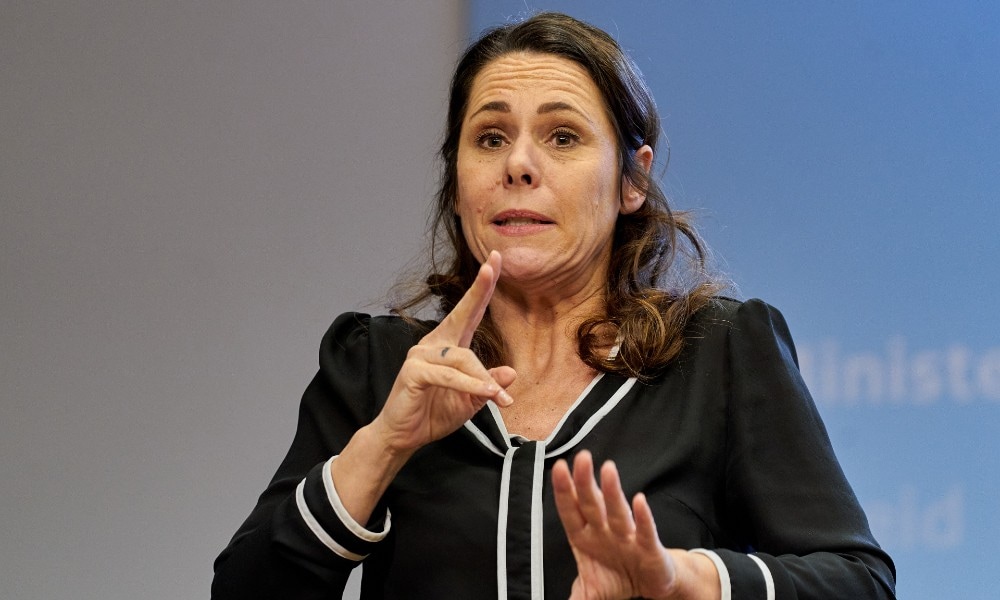 Voor de geliefde doventolk Irma Sluis hoeft al die aandacht eigenlijk niet