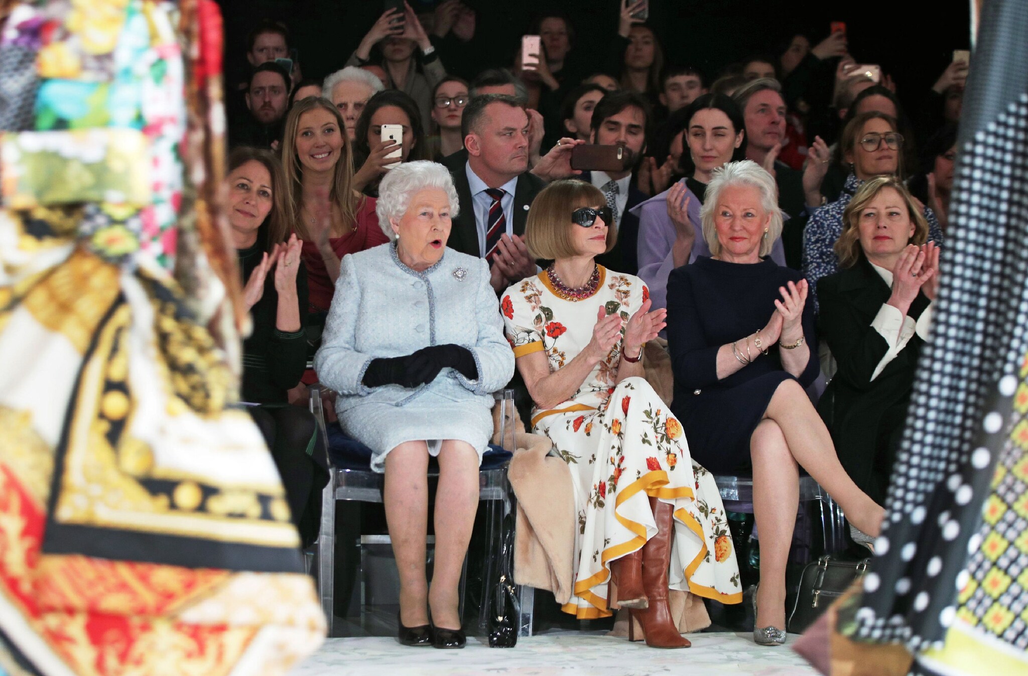 Uniek: koningin Elizabeth zit op de eerste rij tijdens Fashion Week