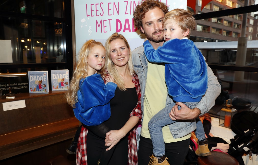 Pasgeboren dochtertje Jim Bakkum en Bettina Holwerda heeft al flinke ...