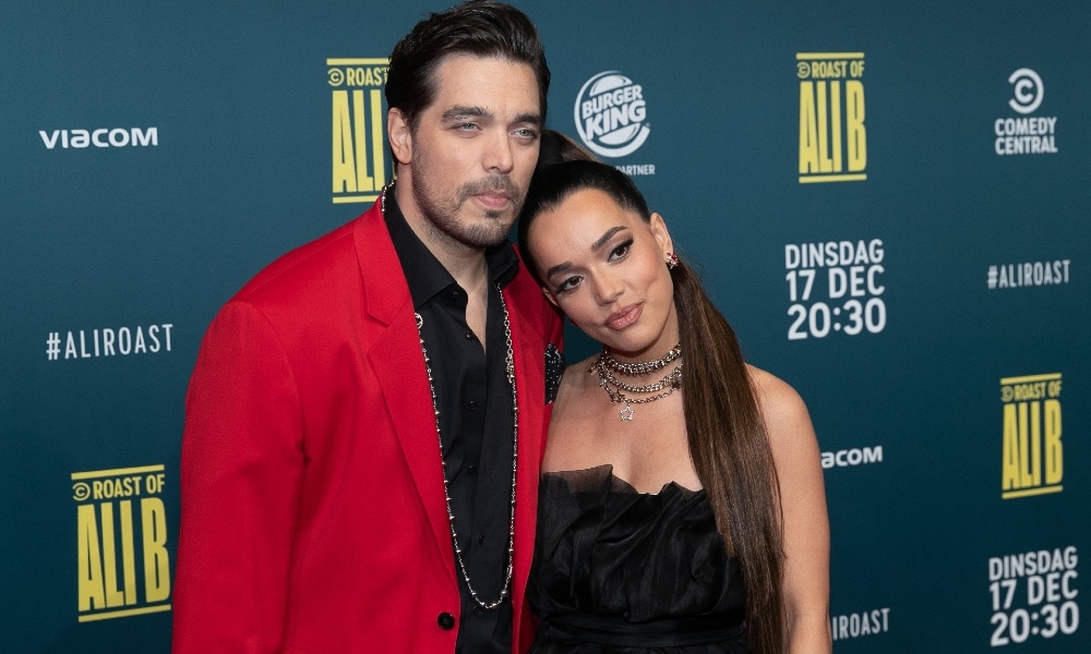 Waylon geeft update over zwangere Bibi: 'Ze ligt in een donkere kamer'