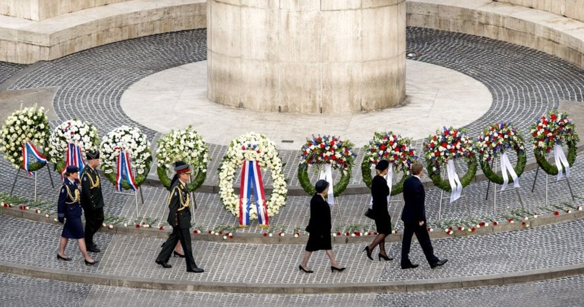 Koningspaar bij Nationale Dodenherdenking op de Dam
