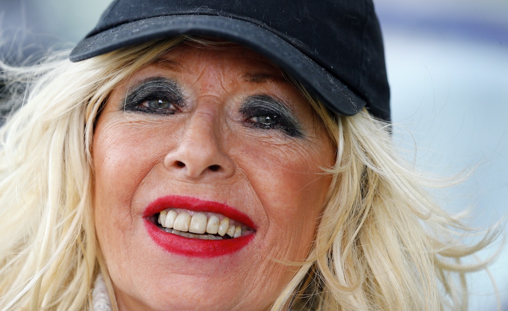 Hitzangeres Hanny kan het verval van Bonnie St. Claire niet meer aanzien