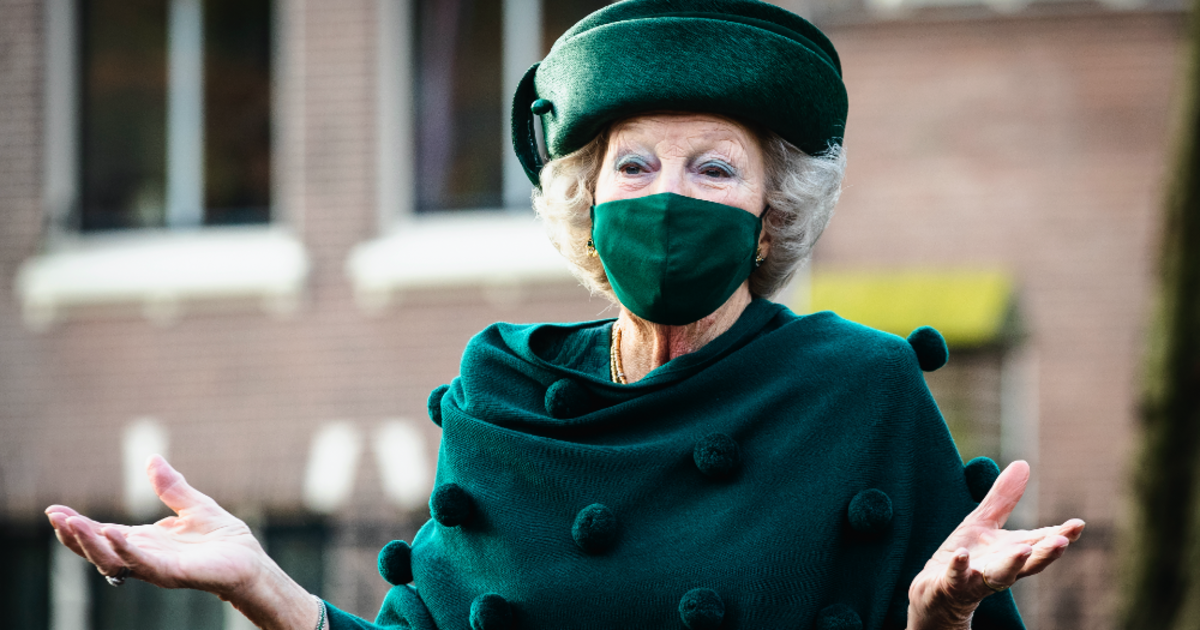 Uit Koninklijke Kringen: Stijlvolle Beatrix op bezoek bij museum