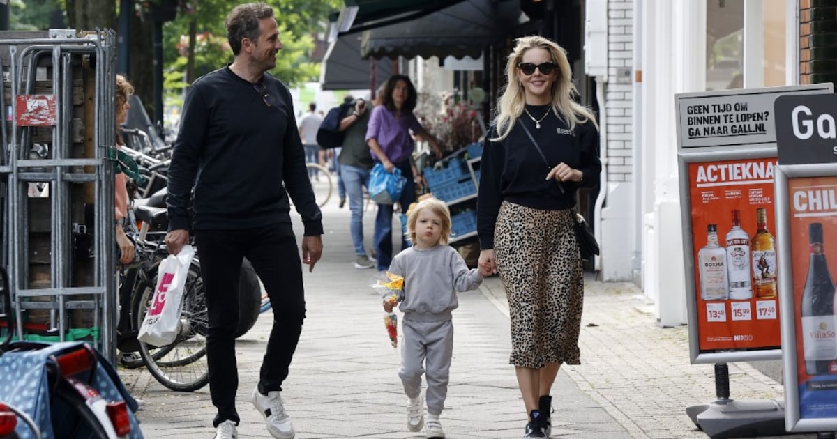 Chantal Janzen deelt aandoenlijke foto van zoontje Bobby die niet zo blij is