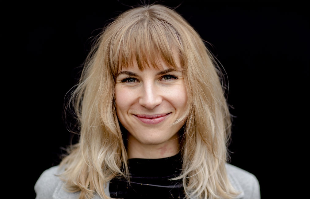 Beschuit met muisjes voor NOS-nieuwslezeres Dieuwke Teertstra