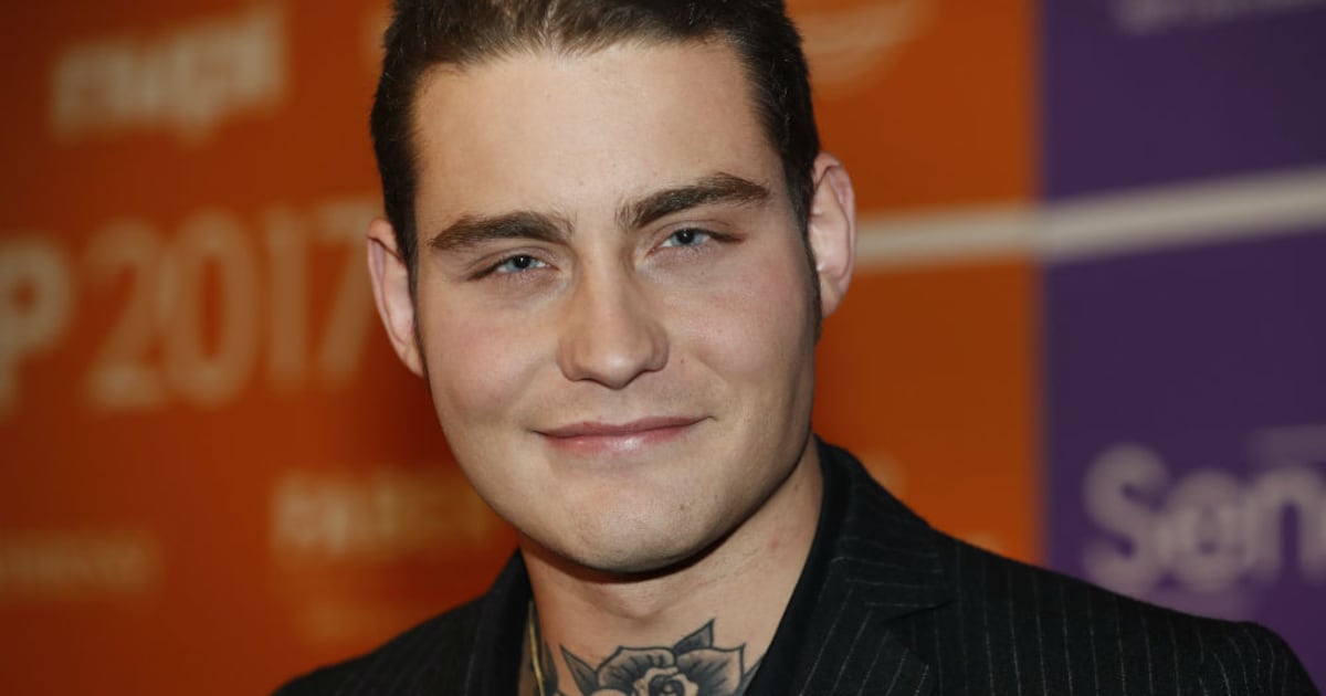 Douwe Bob zet tattoo samen met goede vriendin