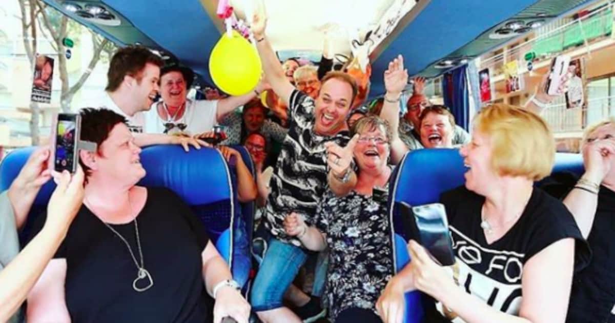 Frans & Mariska zetten de boel op stelten tijdens busrit met fans