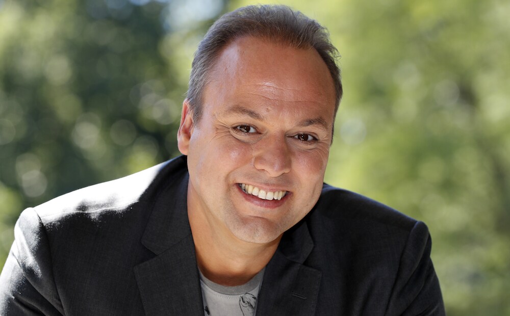 Frans Bauer zet jarige moeder in het zonnetje