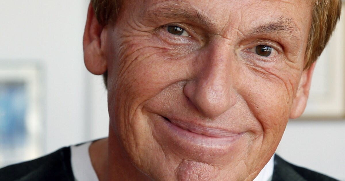 Henny Huisman neemt afscheid van overleden broer