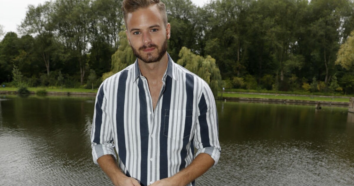 Zoet: Jim Bakkum lacht zich rot om schoolwerkje van zoontje Lux