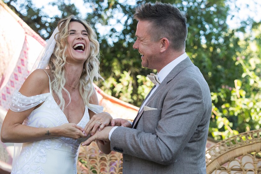 Anouk licht tipje van de sluier op en deelt nieuwe foto's bruiloft