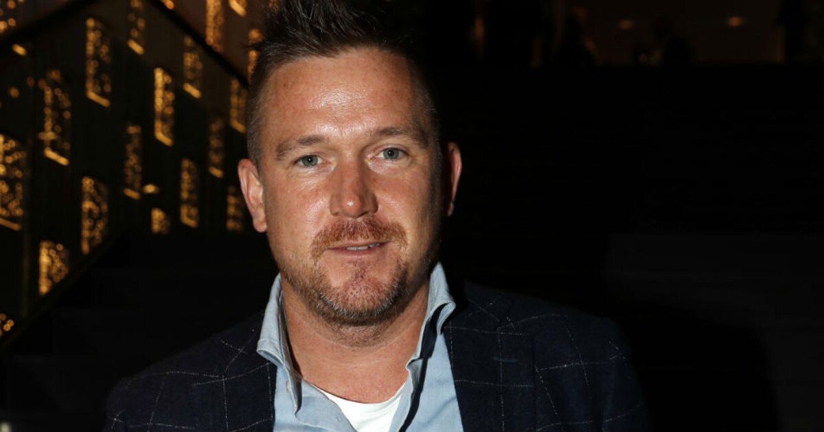 Johnny de Mol deelt een lieve foto met zijn oma omdat hij haar mist