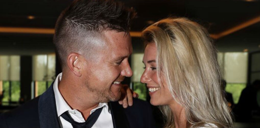 Johnny post prachtige foto met zijn zoontje
