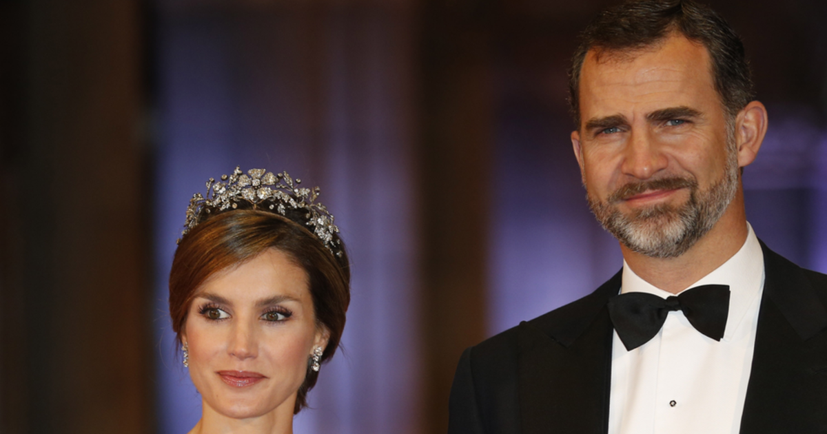 Koning Felipe laat zich voor het eerst zien sinds vlucht vader