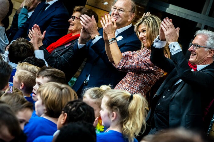 Máxima gooit voetjes van de vloer bij optreden Bløf