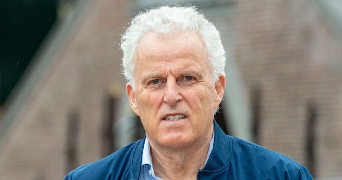 4000 witte rozen op Dam als steunbetuiging aan Peter R. de Vries