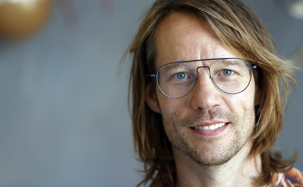 Dit is Giel Beelen, maar dan poedeltje naakt