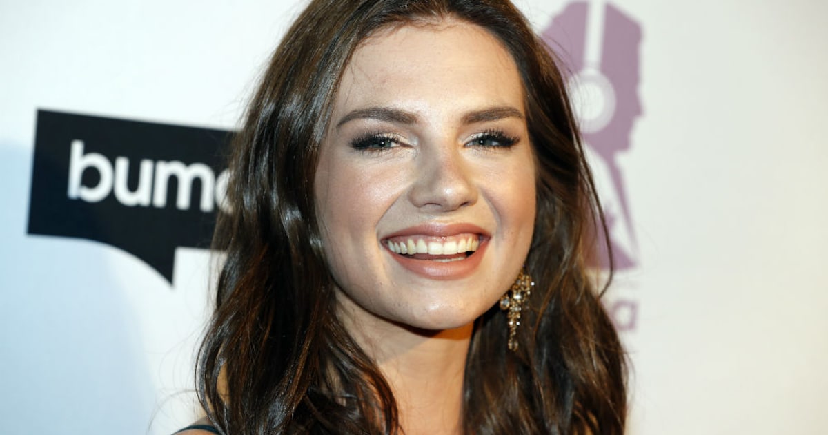 Zangeres Maan en vriend Tony stralen van verliefdheid