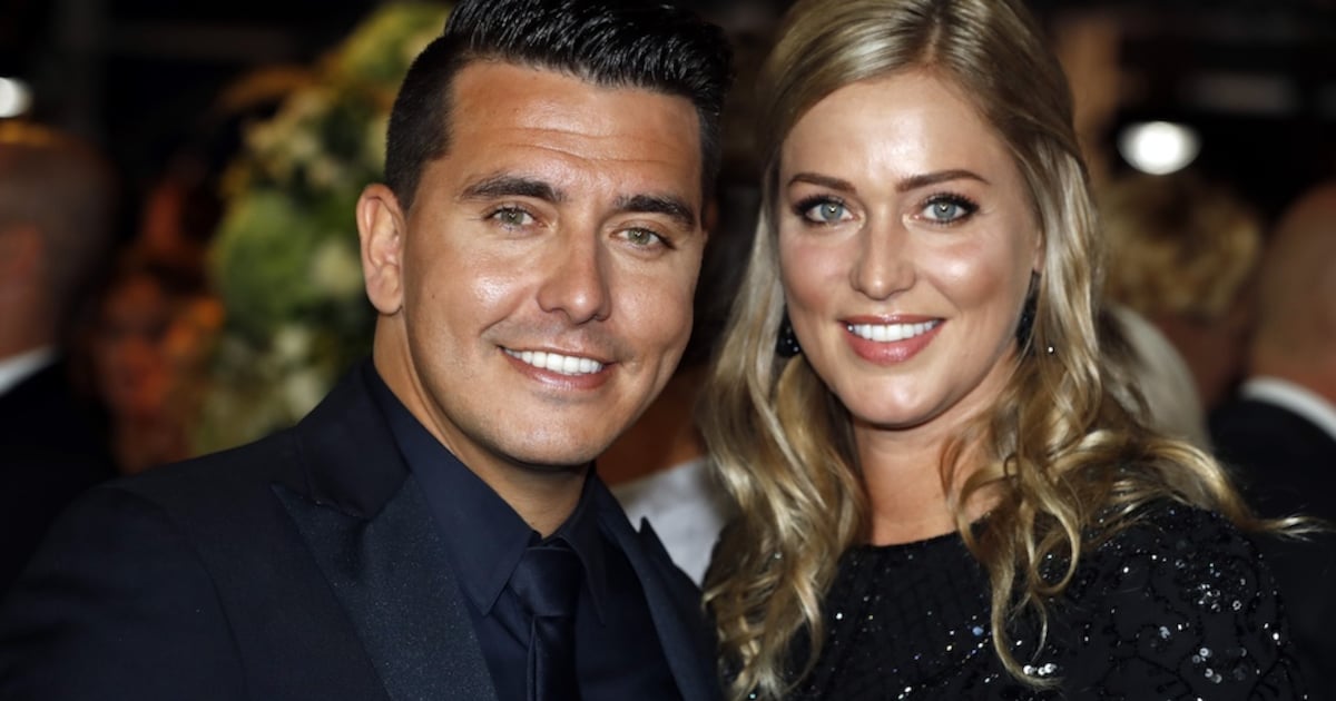 Heel schattig: zoontje Jan Smit zingt uit volle borst mee met zijn vader