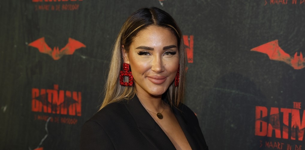 Janice Blok is 17 kilo afgevallen en viert dat met pikante fotoshoot