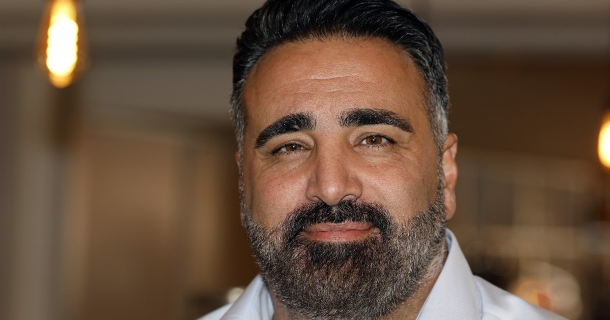 Sinan Can belaagd tijdens opnames: 'We zijn een paar keer bekogeld met ...