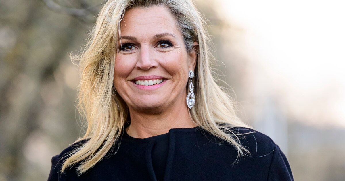 Máxima verschijnt in opvallende 'gatenjas' bij bezoek in Milaan