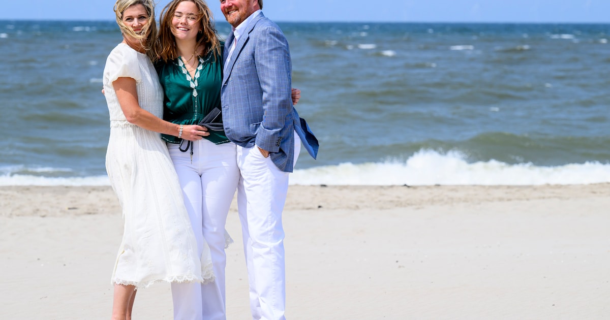 Koning deelt foto van prinses Ariane bij nieuwe school: 'Aangekomen in ...