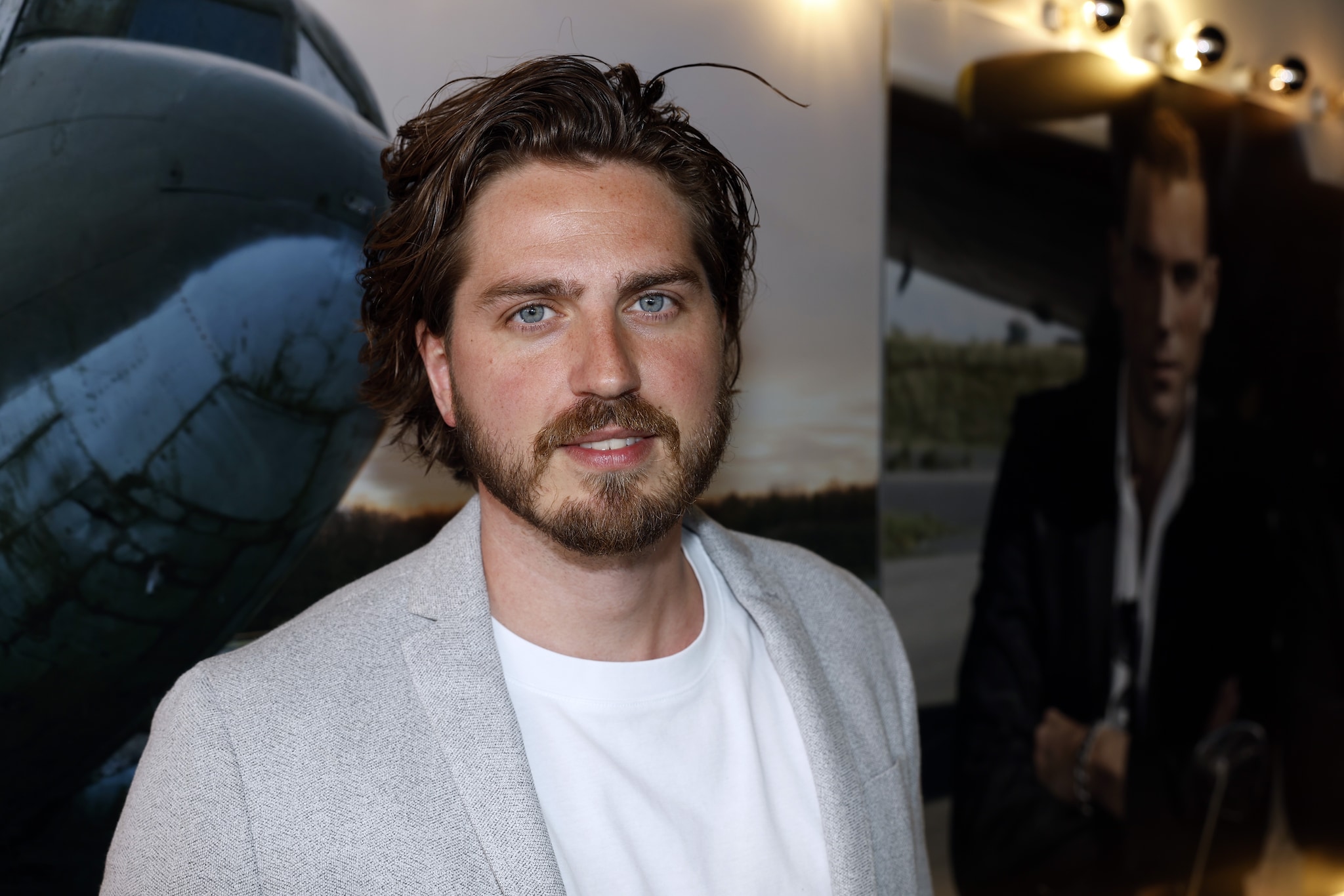 Een heuse metamorfose: Dorian Bindels haalt lange lokken en baard weg ...