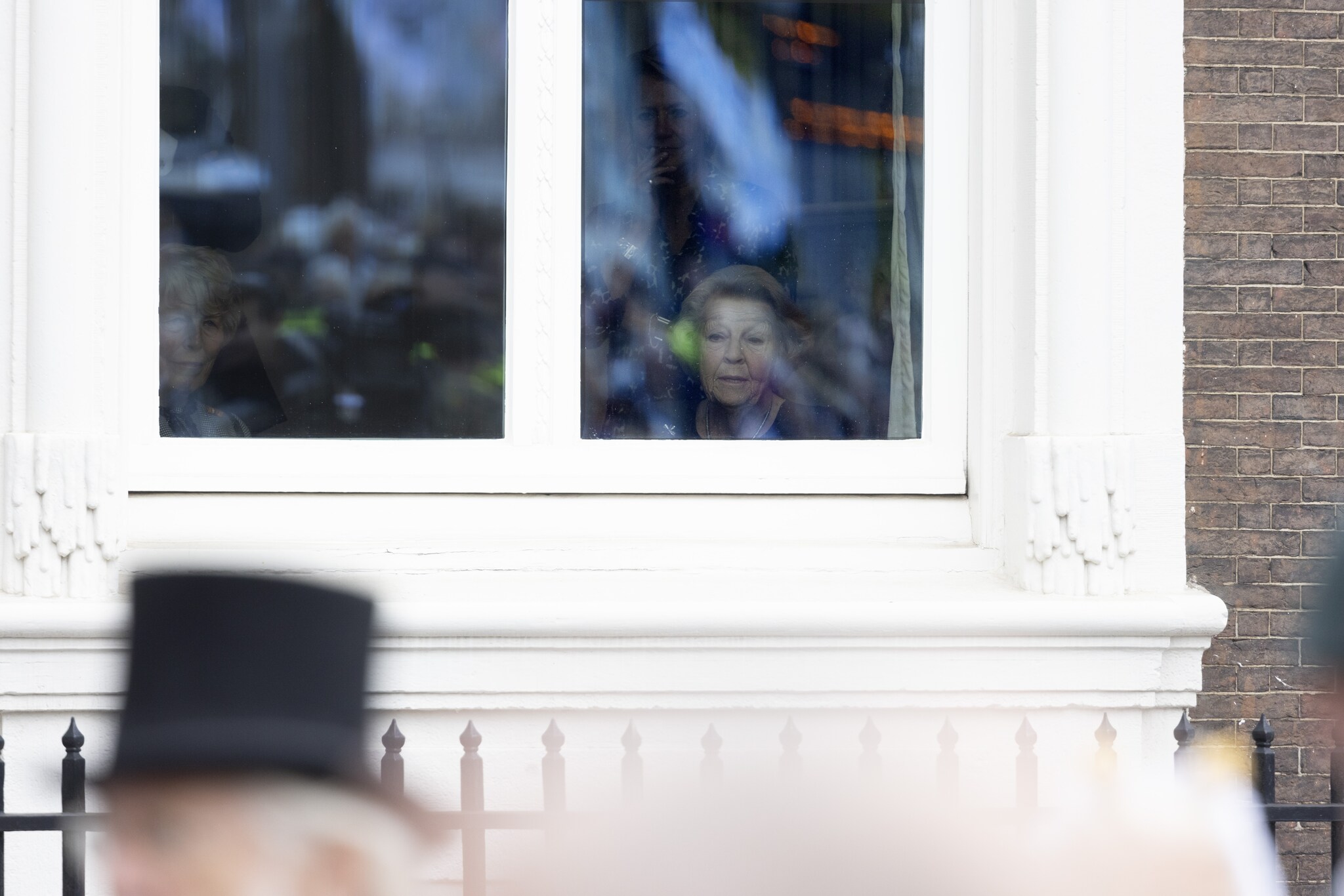 Prinses Beatrix zwaait vanaf de kant naar kleindochters