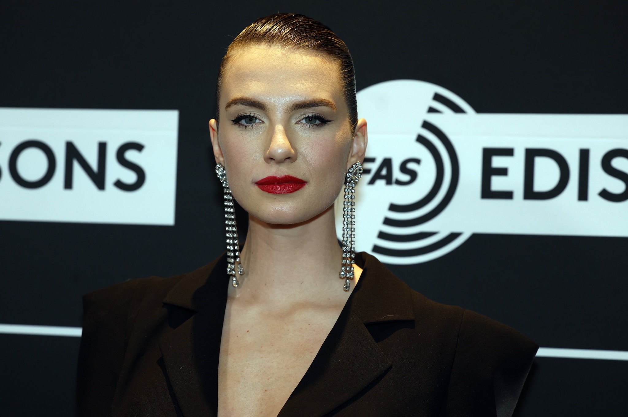 Zangeres Maan onthult gedurfde nieuwe ultrakorte coupe