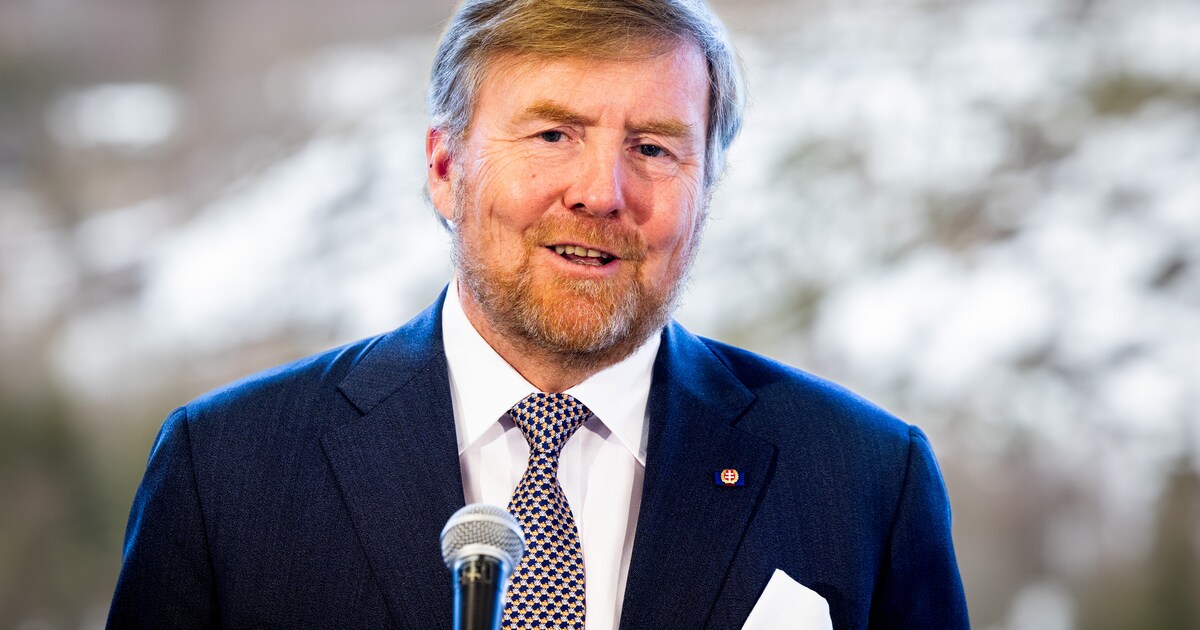 Koning feliciteert Edwin Evers en makers podcast met RadioRing