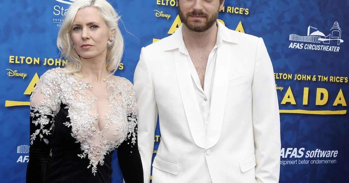 Jim Bakkum en Bettina Holwerda vieren 18 jaar jubileum op grappige manier