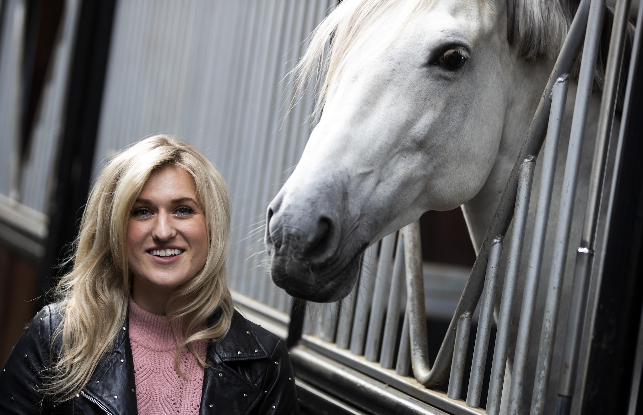 Opmerkelijk moment op bruiloft: paard van Britt Dekker speelt bijzondere rol