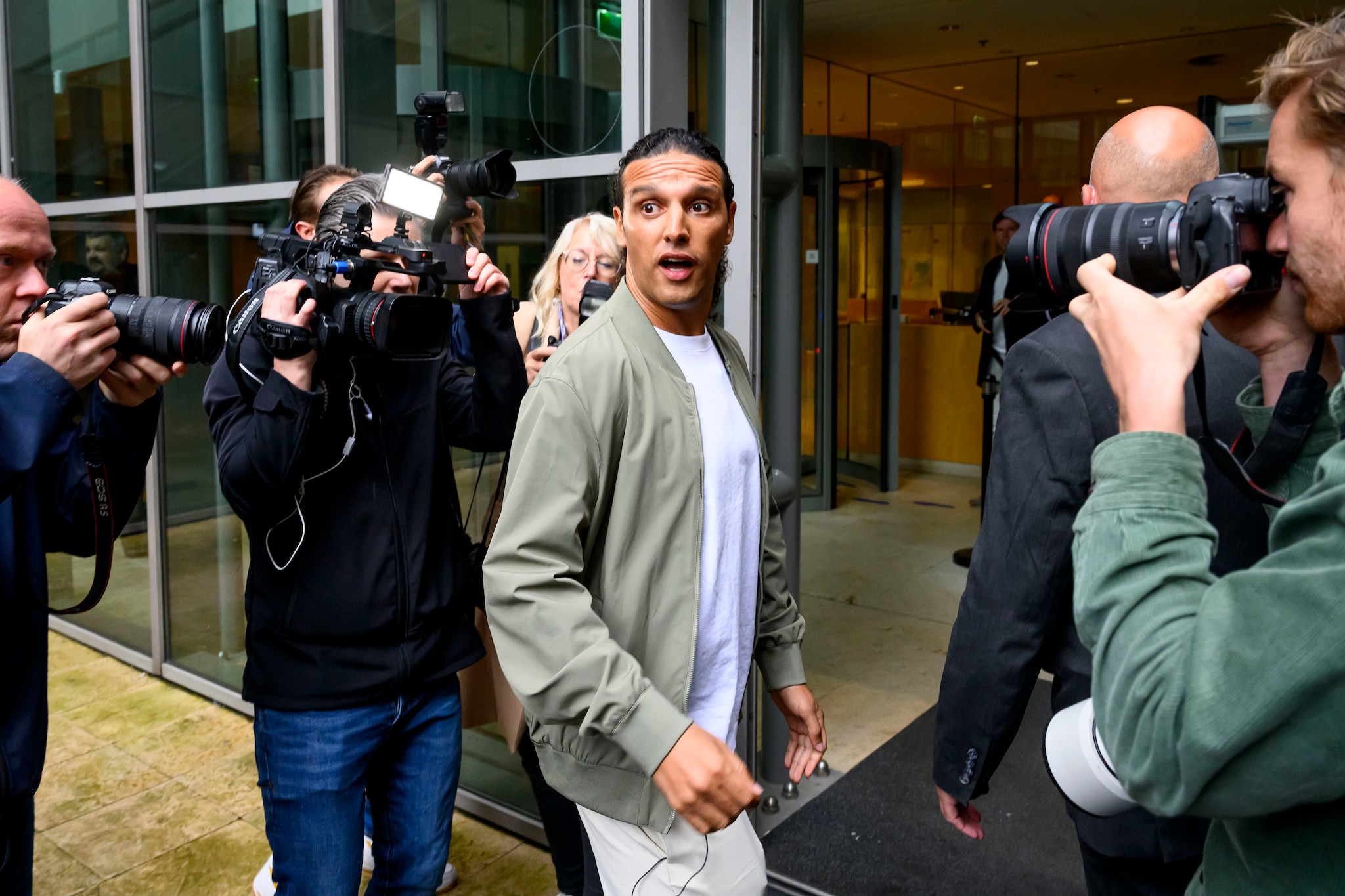 Zien: Ali B aangekomen bij rechtbank voor zedenzaak