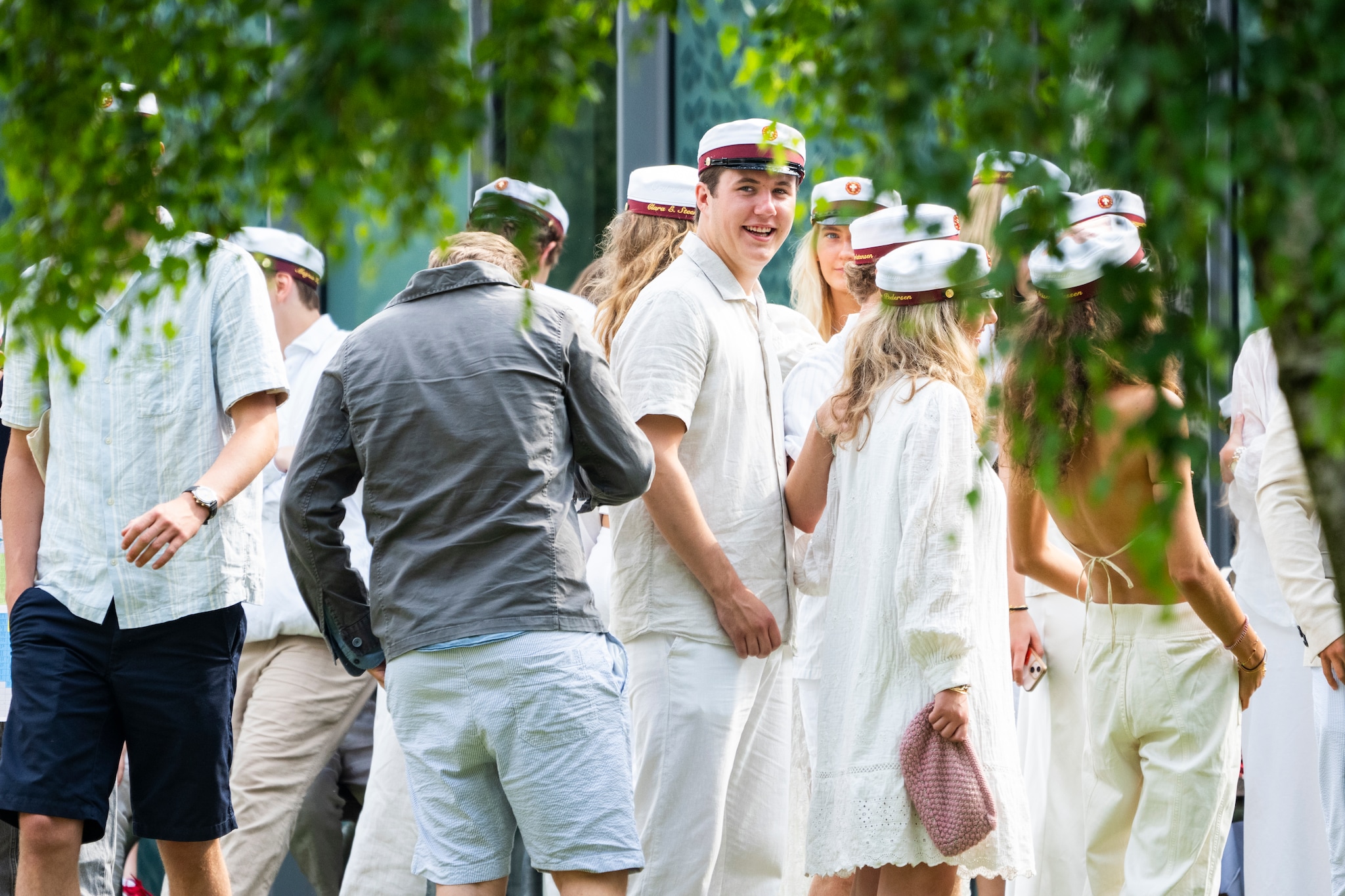 Geslaagde Christian viert feest op Deense traditie