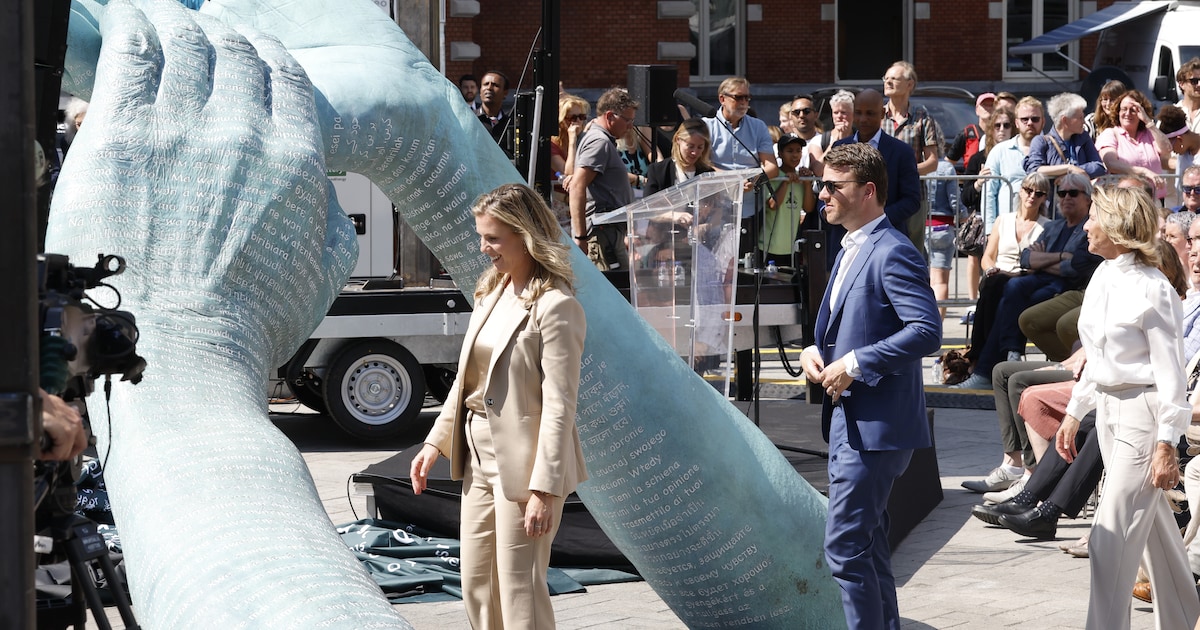 Monument Peter R. de Vries onthuld