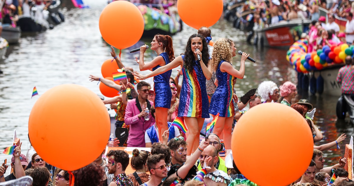 BN’ers gaan los op de Amsterdamse Grachten tijdens Canal Parade BN’ers gaan los op de Amsterdamse Grachten tijdens Canal Parade
