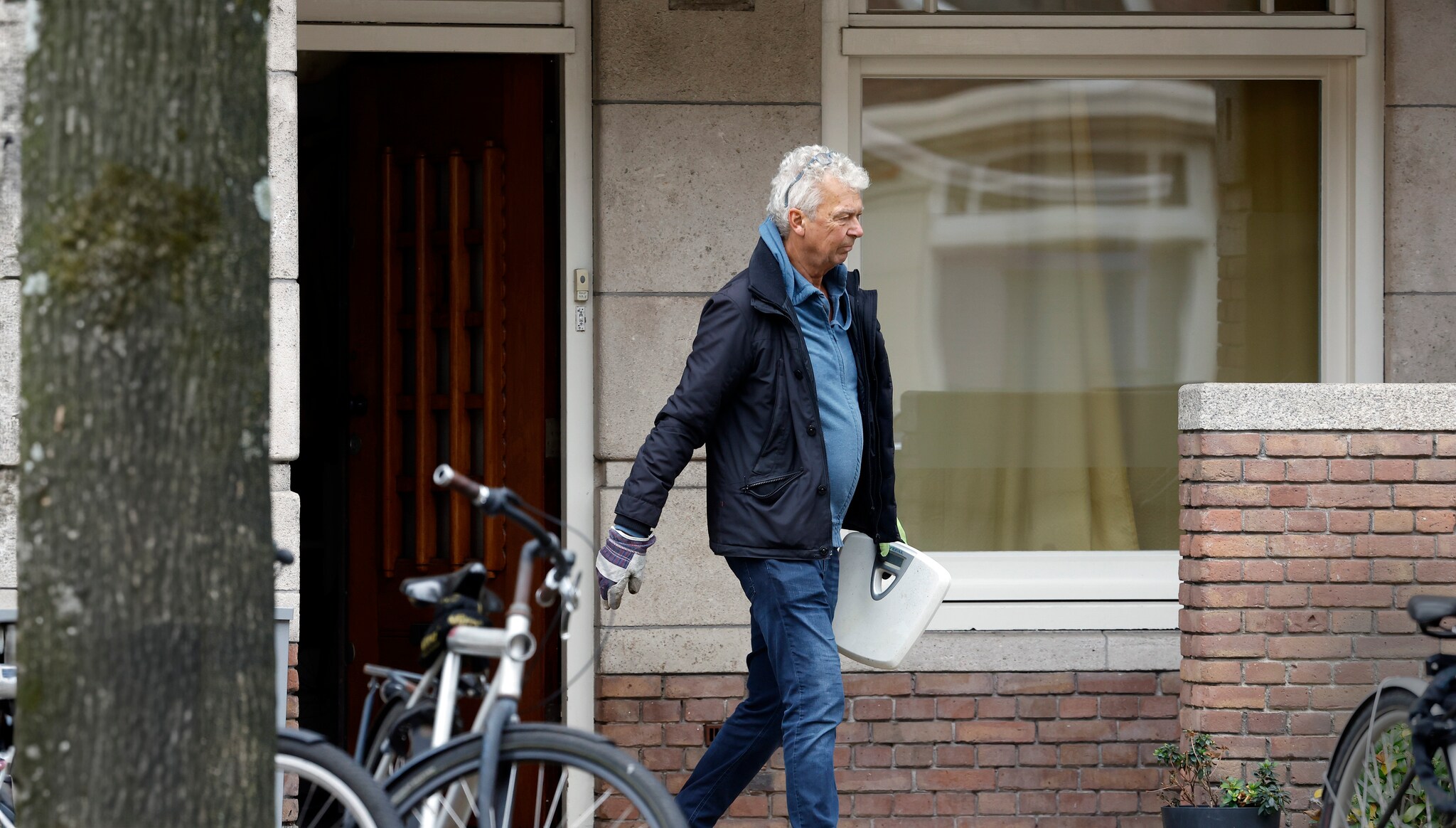 Derk Bolt loopt met ziel onder de arm door Amsterdam-Zuid