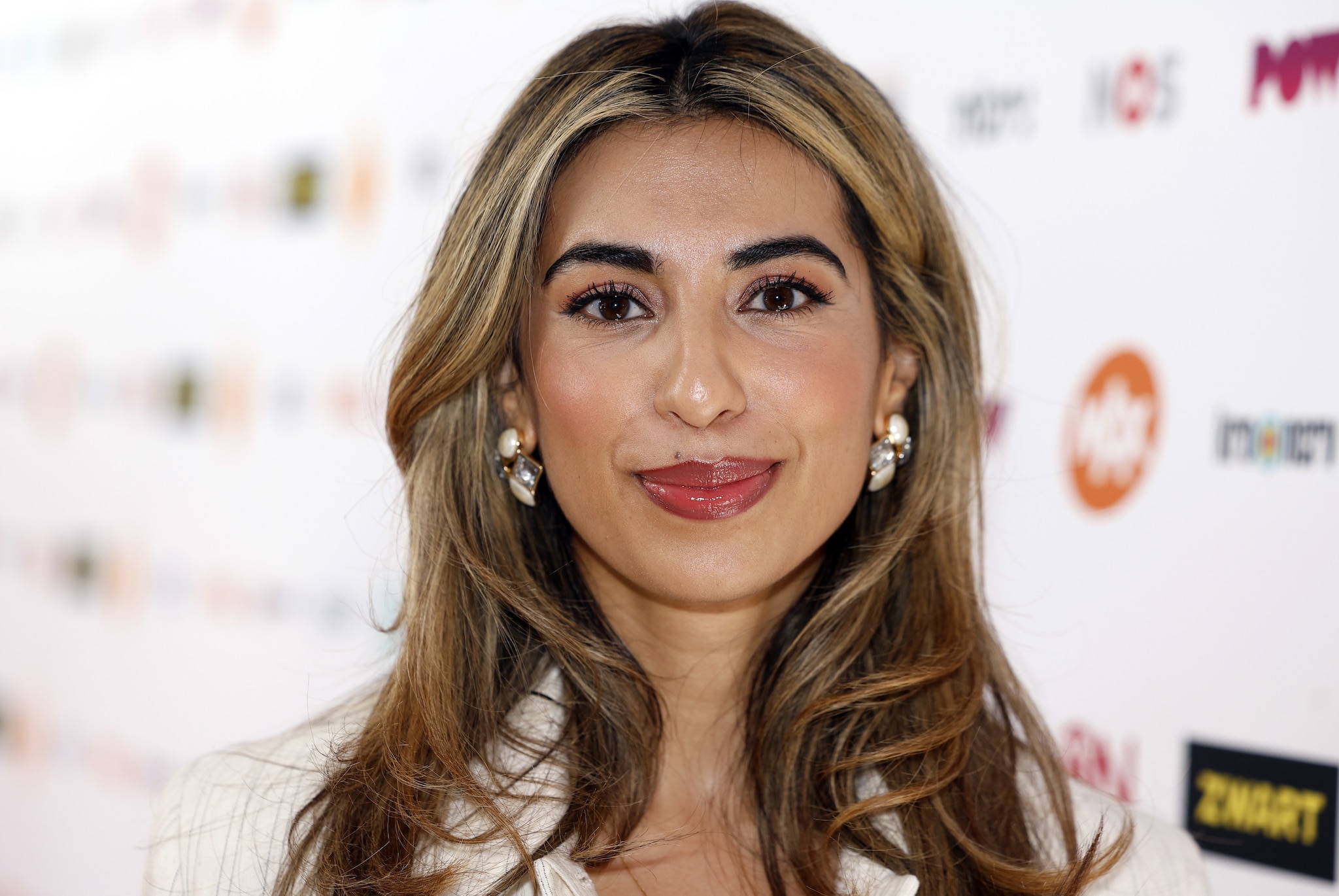 EenVandaag-presentatrice Hila Noorzai getrouwd met partner Wouter