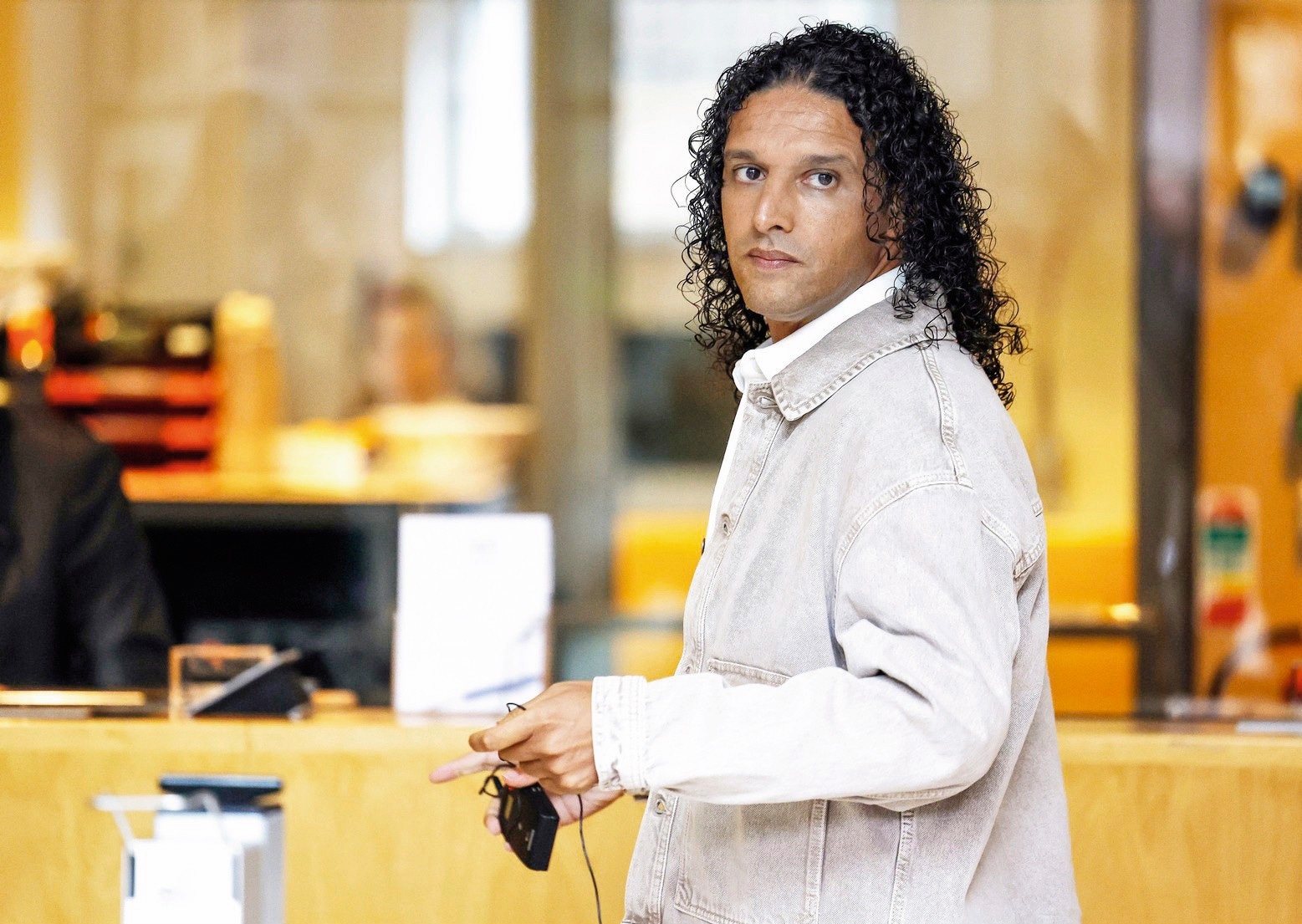 Nieuwe beelden: Ali B duikt op met opvallend nieuwe look