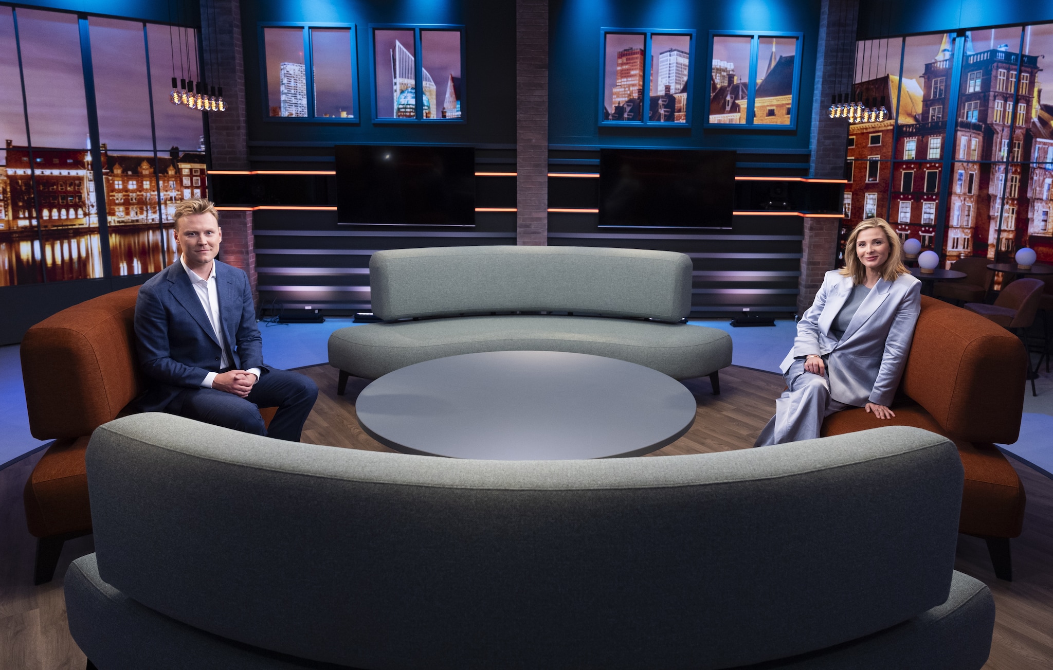 Dit gaan kijkers meteen opmerken aan de presentatoren in Goedenavond ...