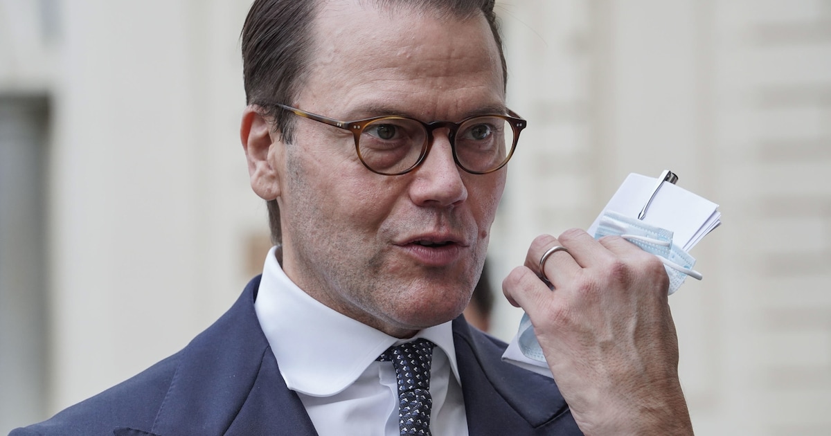 Prins Daniel mee met de politie in Stockholm