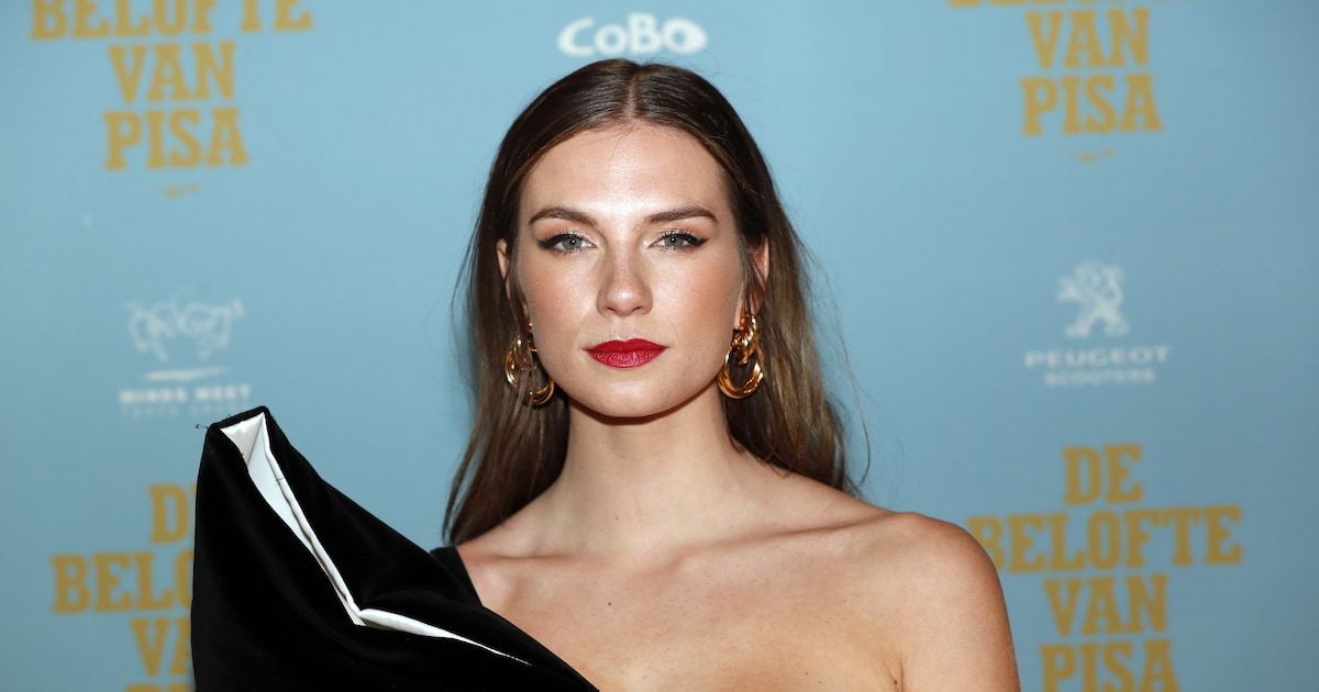 Fans verdeeld over doorschijnende jurk van Maan