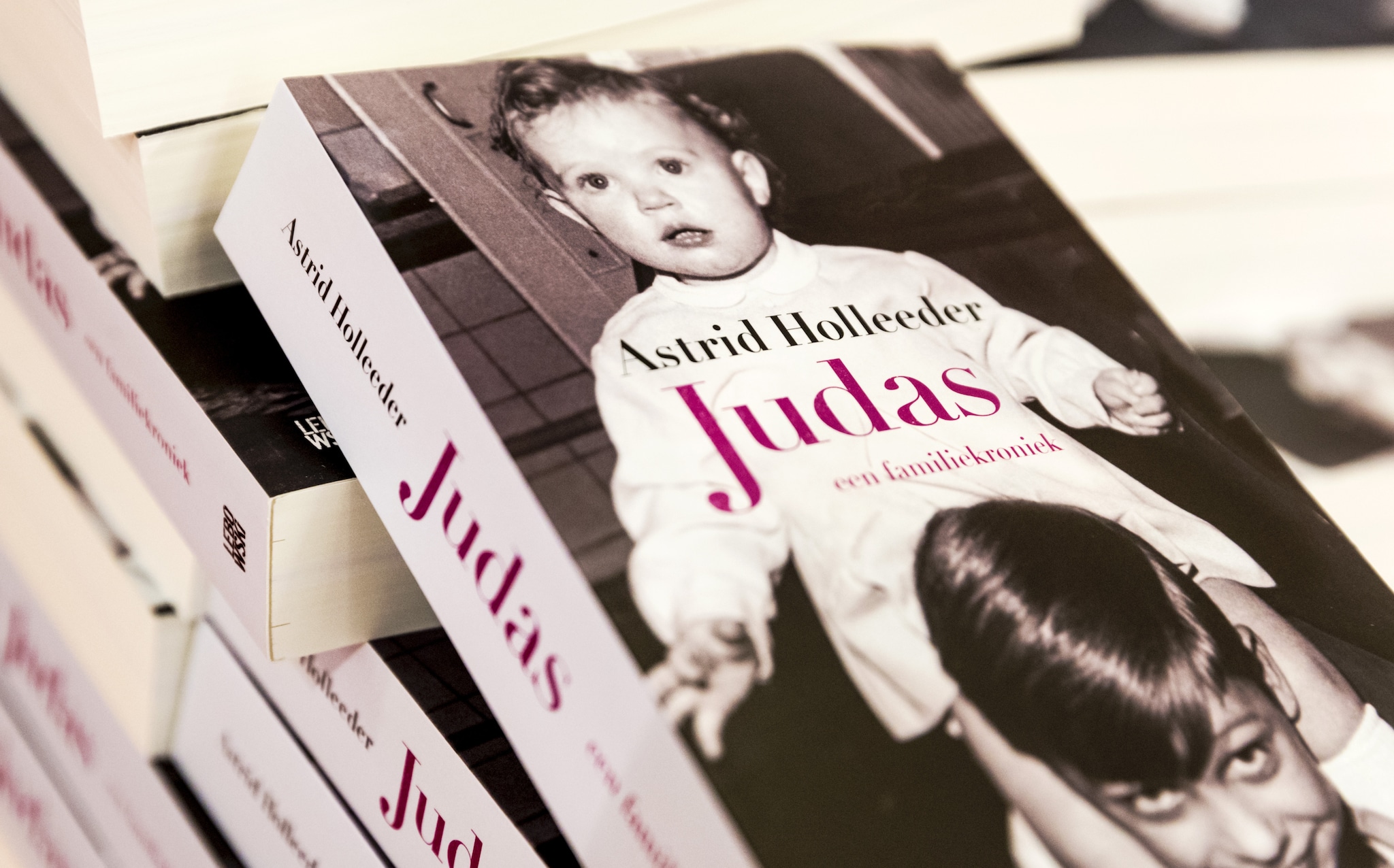 Astrid Holleeder voor het eerst zichtbaar op tv: ‘Ik wil weer ...