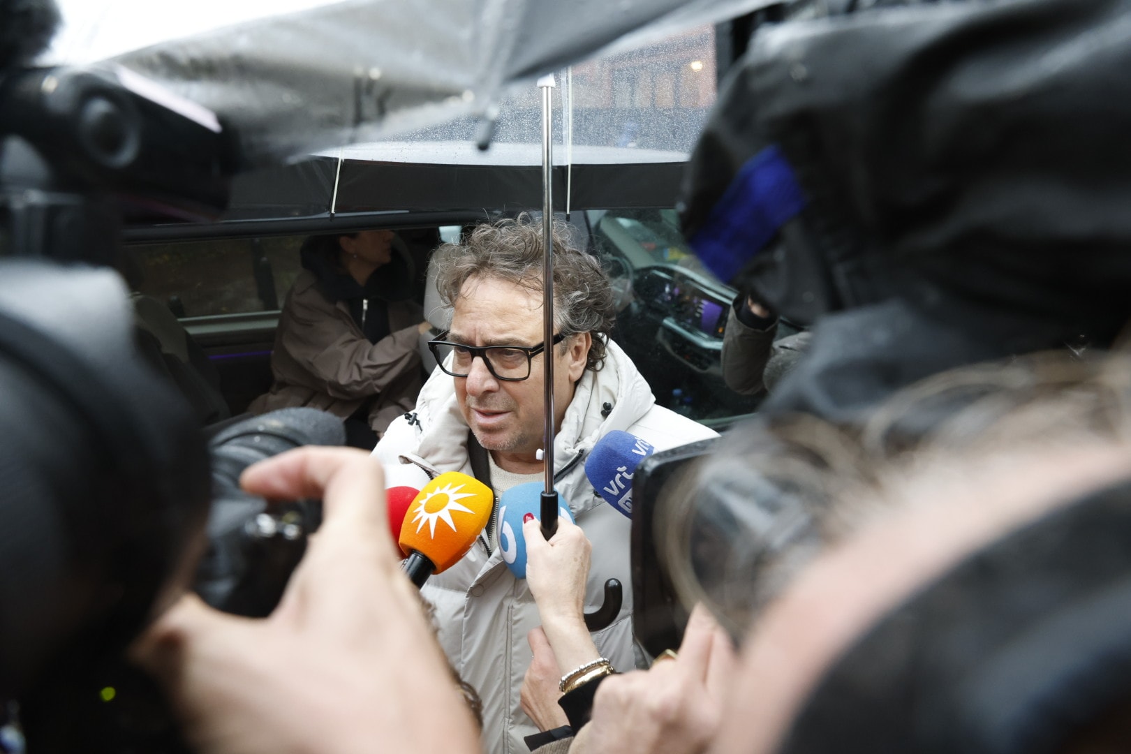 Marco Borsato ‘blij’ aangekomen bij rechtbank: familie niet aanwezig