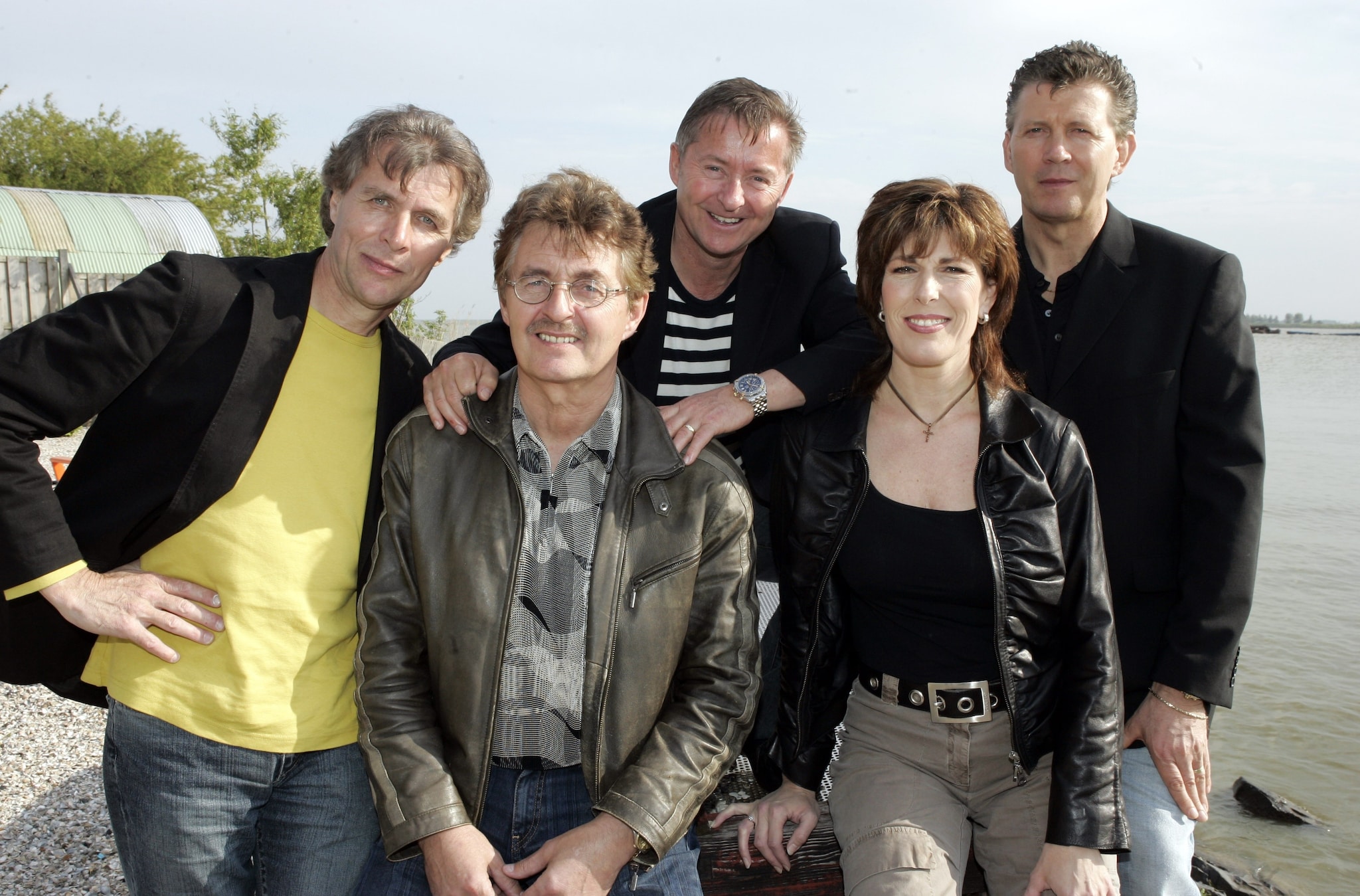 Na achttien jaar verrast BZN fans met emotionele reünie