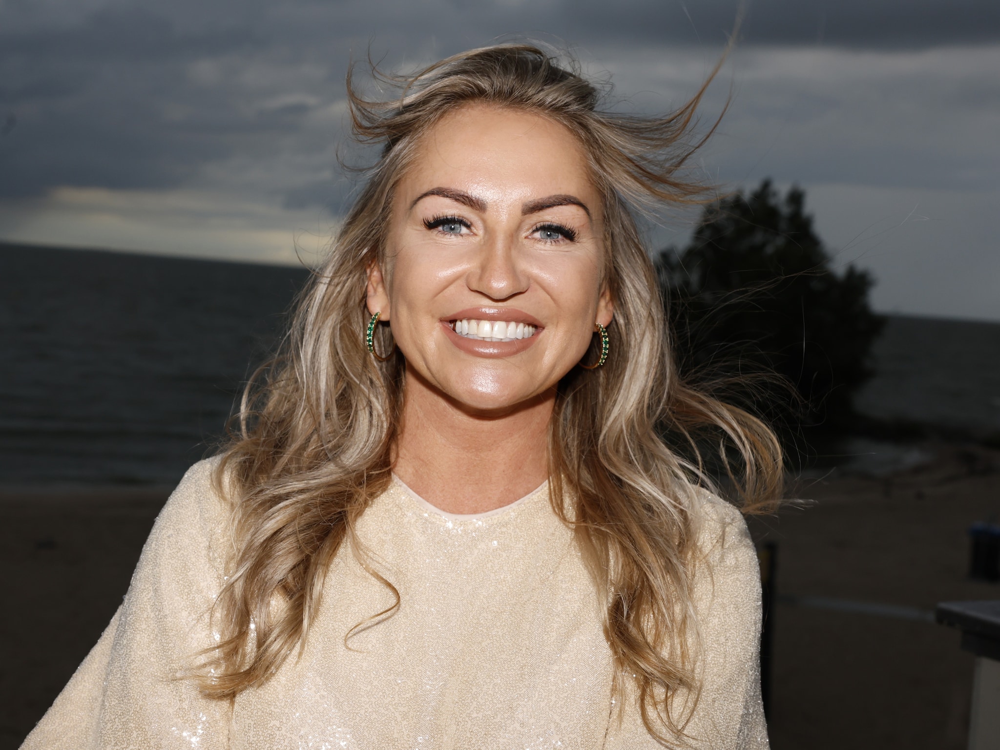 Mathilde en Gerda Keuter uit URK! ondergaan operatie