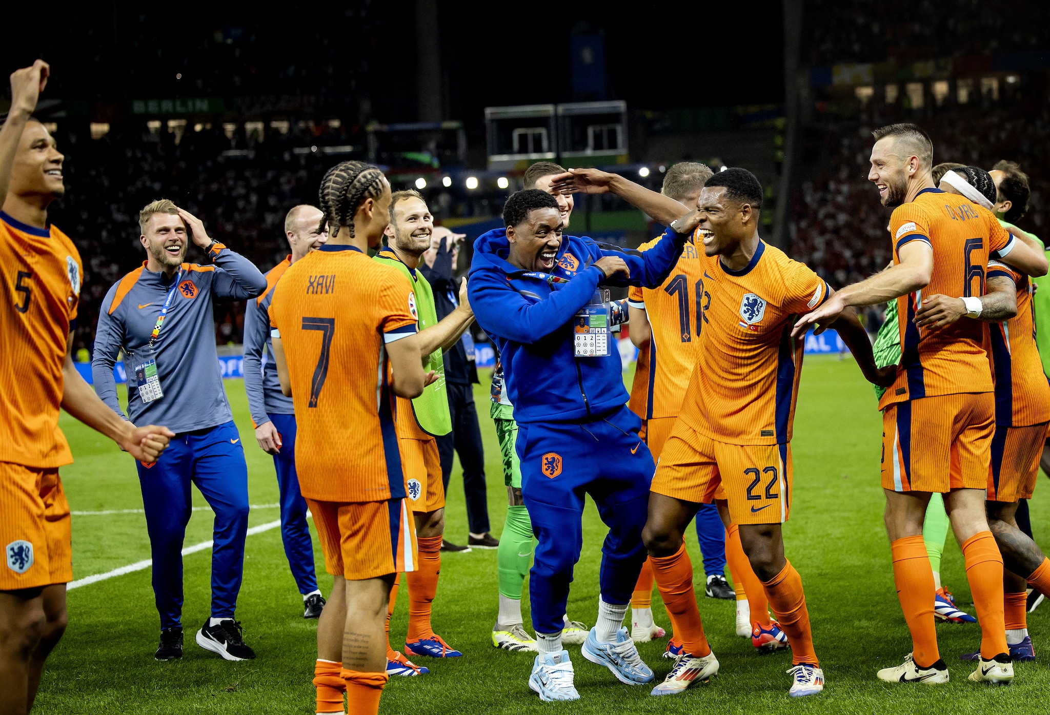 Steven Bergwijn en Sem Smit geven elkaar het jawoord