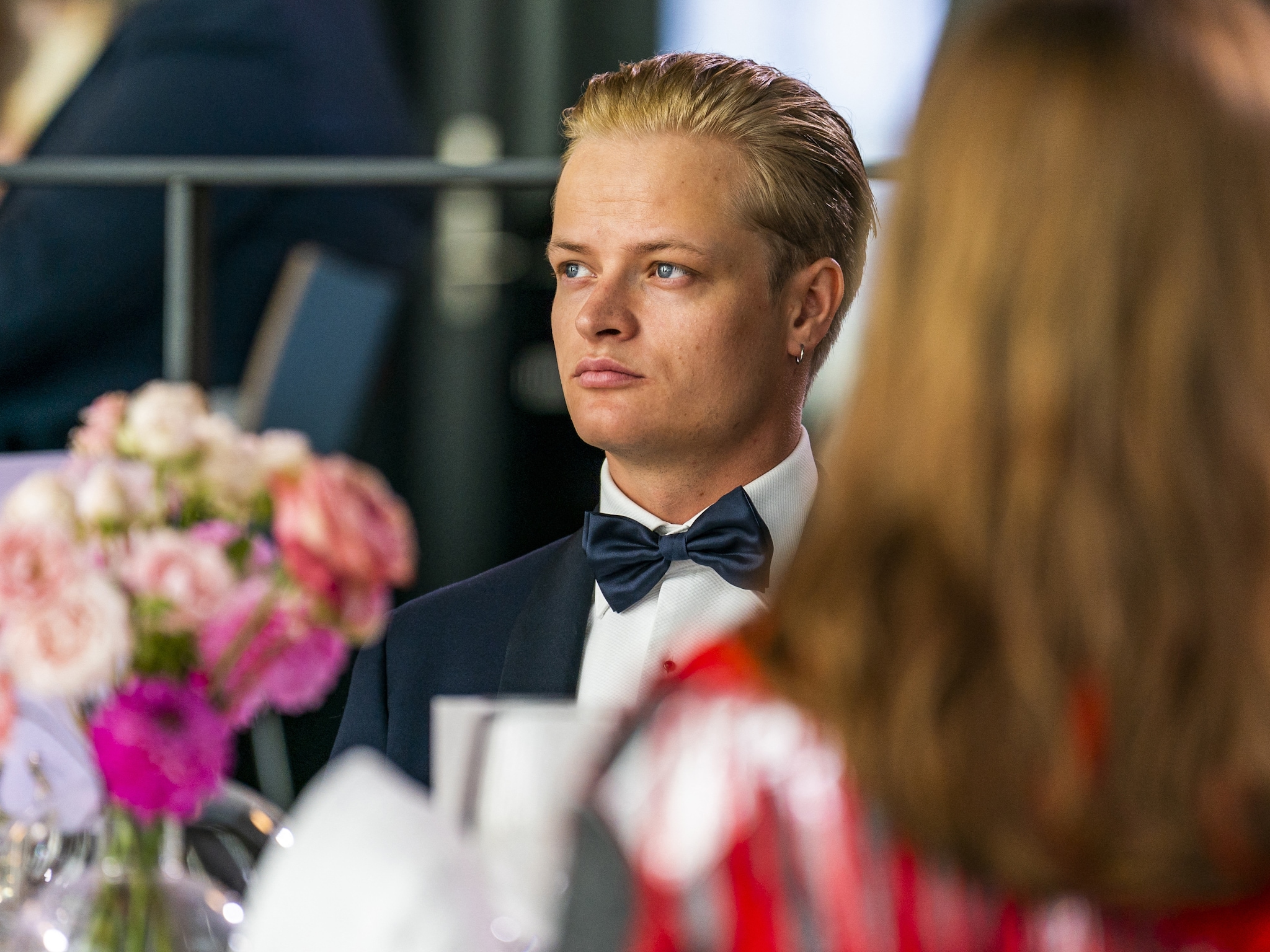 Zoon Mette-Marit maakt opvallende indruk in de rechtszaal bij start proces